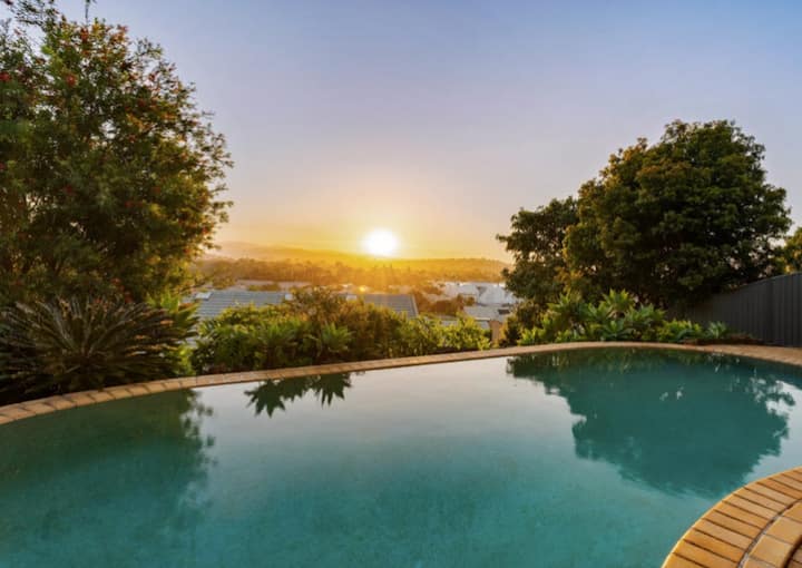 The Dell: A Poolside Family Holiday Home - Coolangatta
