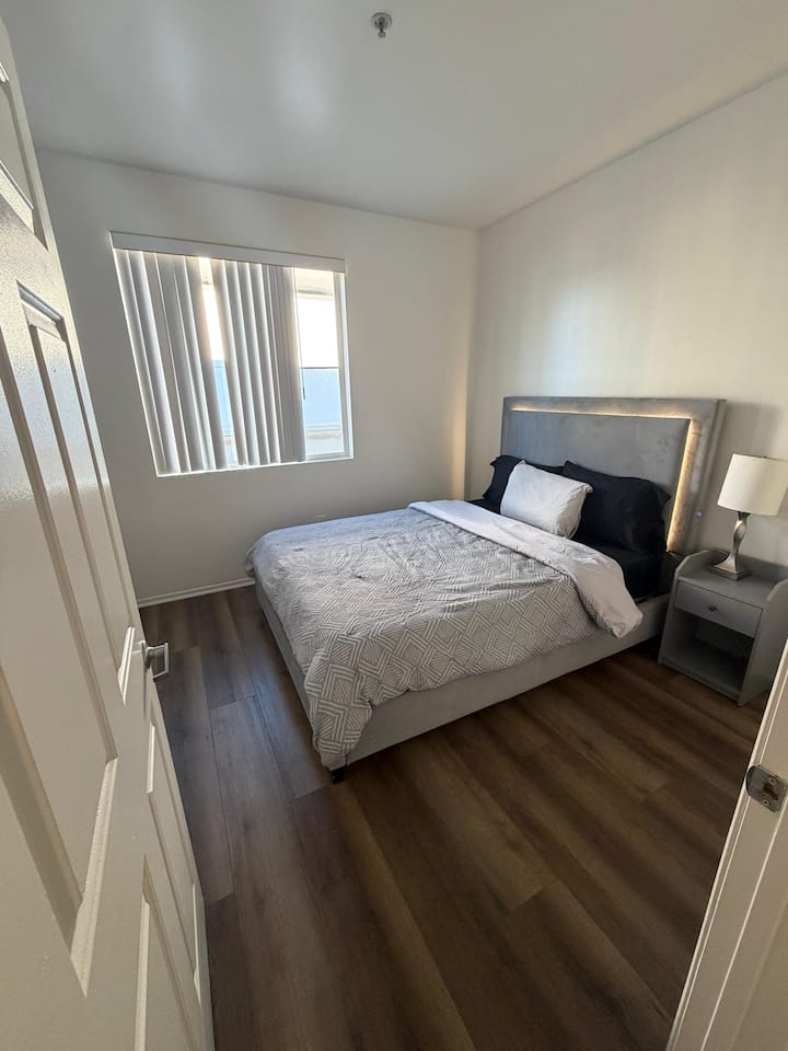 1 Bedroom Apartment With Balcony - Los Angeles, CA