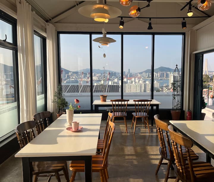 부산항오션뷰+2층전망라운지
프리하우스
흰여울마을 5분/부산역10분차량 - Busan Station