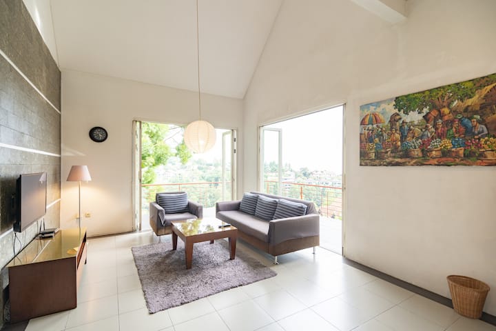 Family Retreat: 5 Bedrooms, Peaceful Dago Atas - Bandung