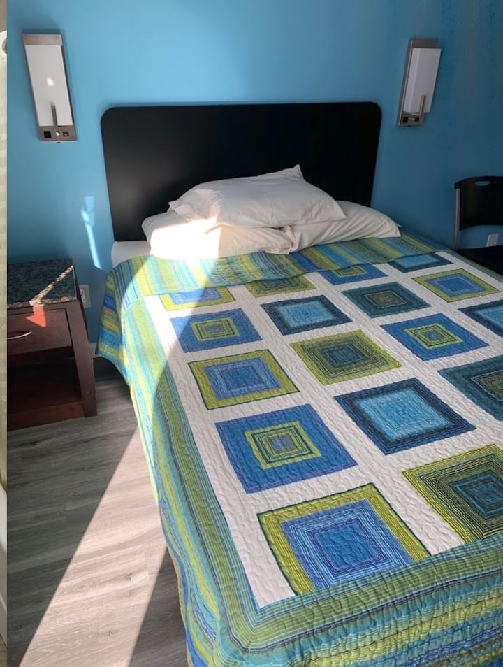 Pristine And Cozy Hotel Room Best For 2 Adults - Compton, CA