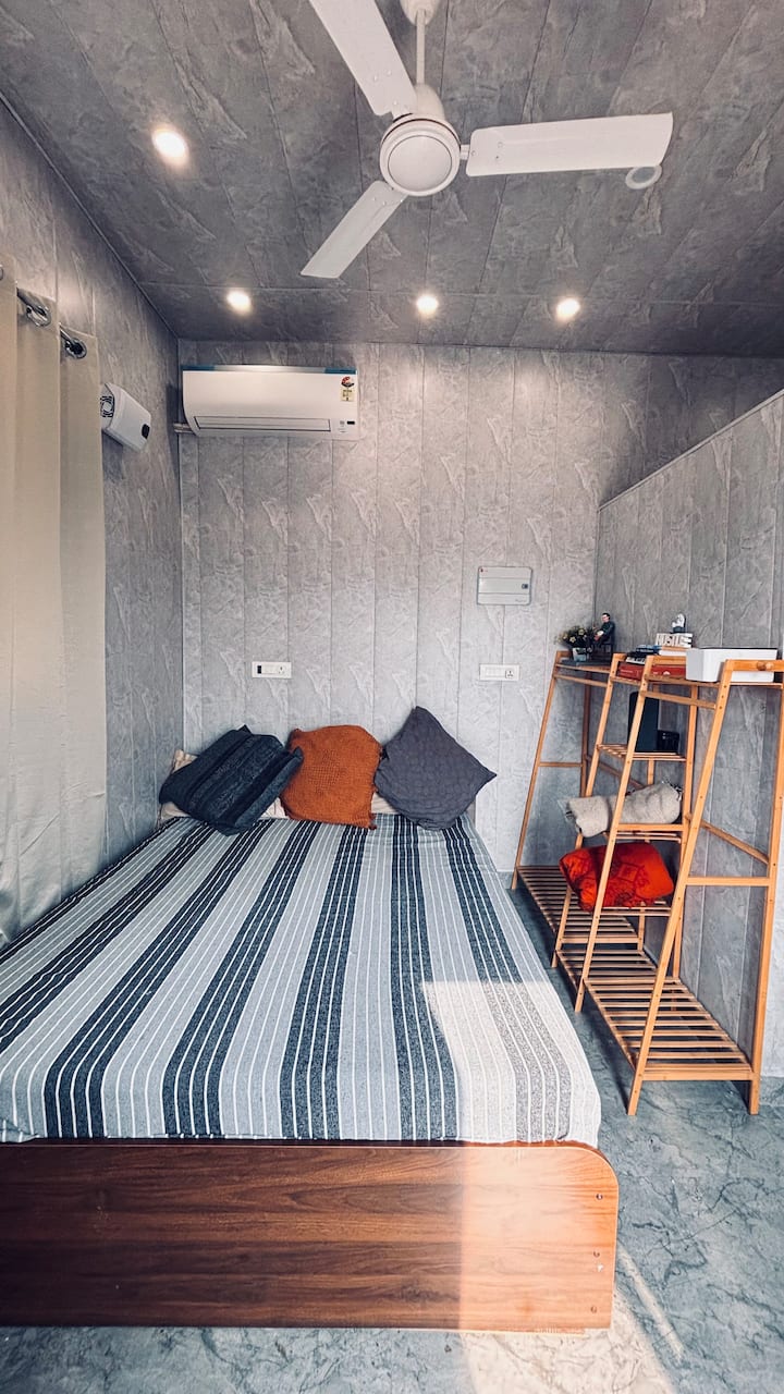 Cozy Room With Private Terrace & Modern Comforts - New Delhi