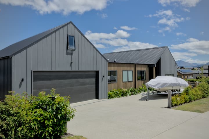 Spacious Wanaka Family Retreat - Wanaka