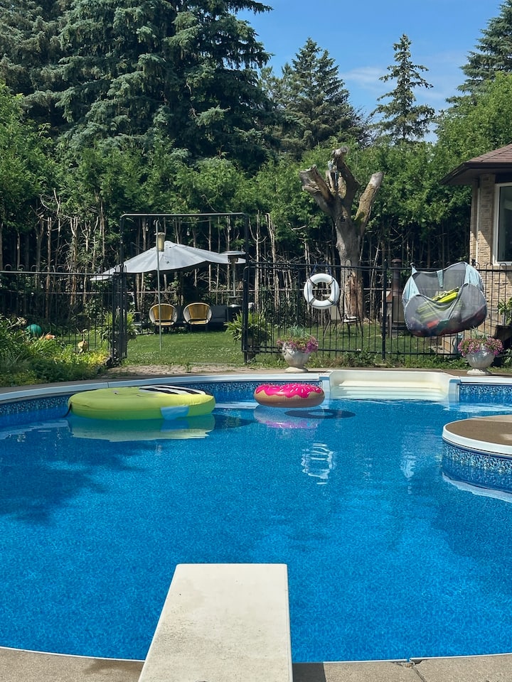 7 Bedroom Getaway With Pristine Pool - Bradford, ON, Canada