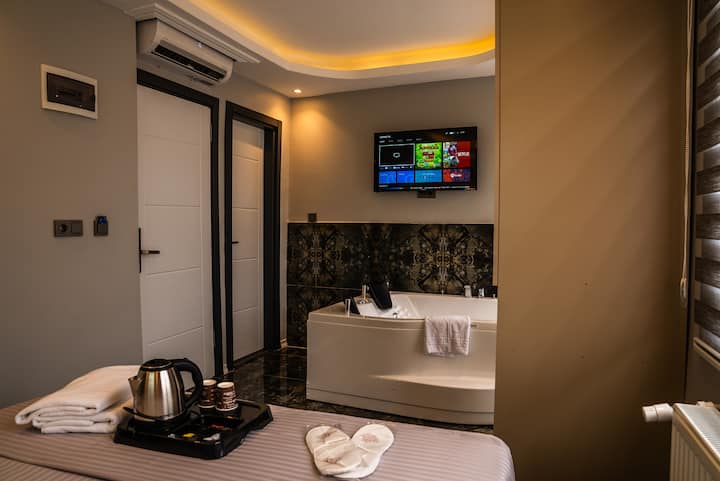 Deniz Manzaralı, Jakuzili Balkonlu ÖZel Oda - Estambul