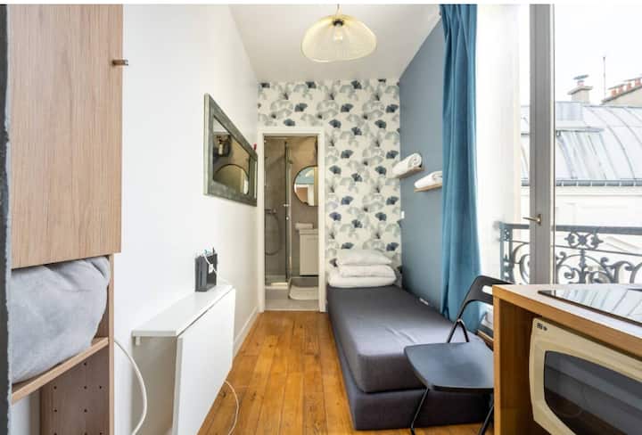 So Pretty Studette In Le Marais - Panthéon