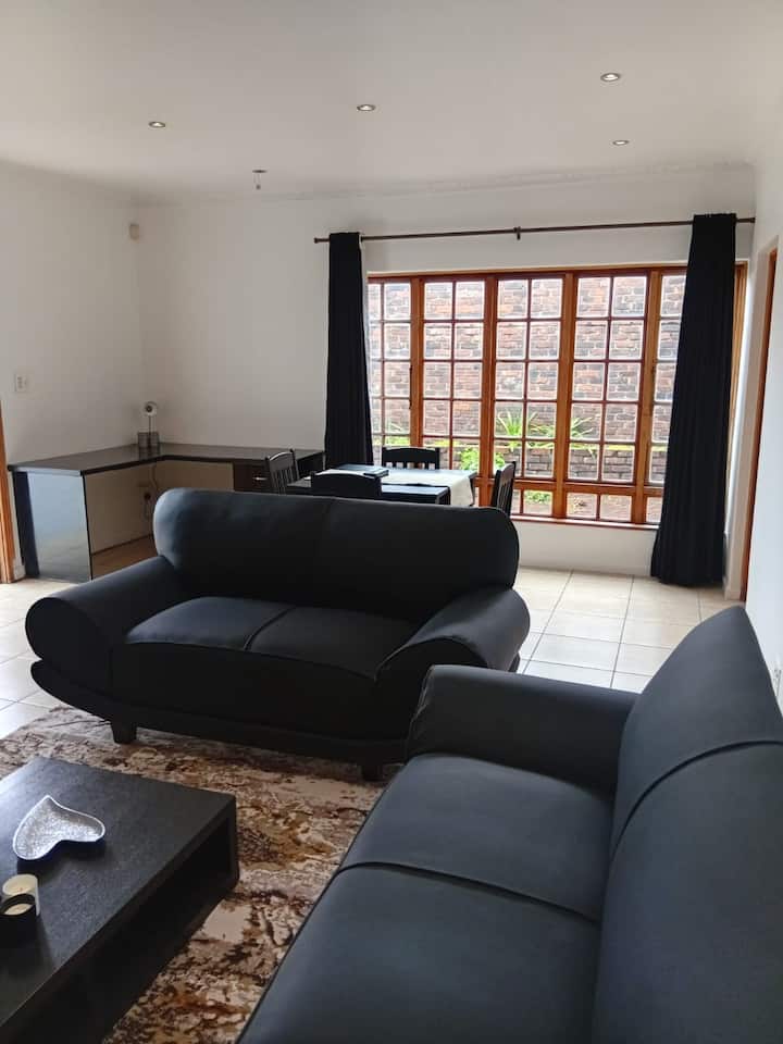 Central And Private 1 Bedroom Apartment - Johannesburg