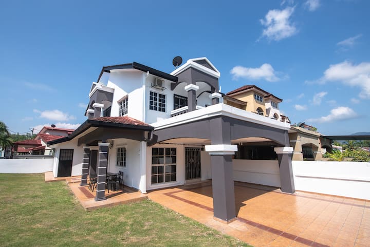 Hill Hiking & Party House | City Centre | Stay 16+ - Seremban