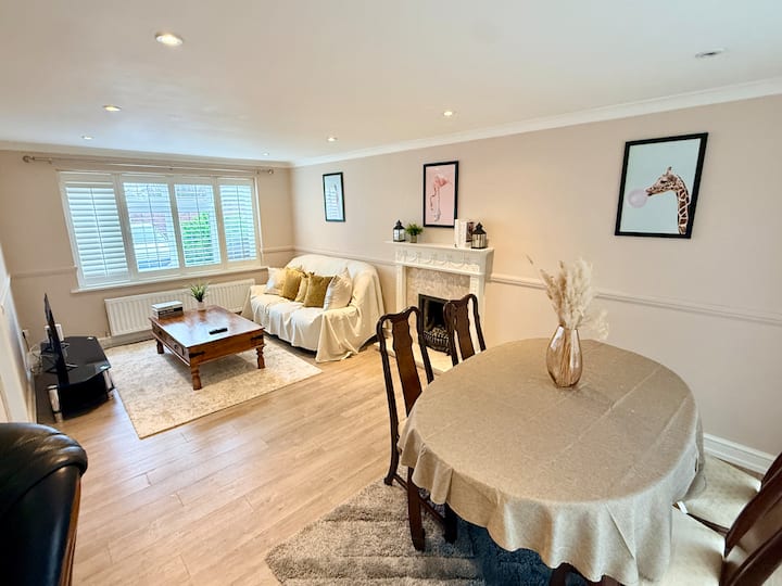 Spacious 3 Bed Home, Conservatory & Private Garden - Woking