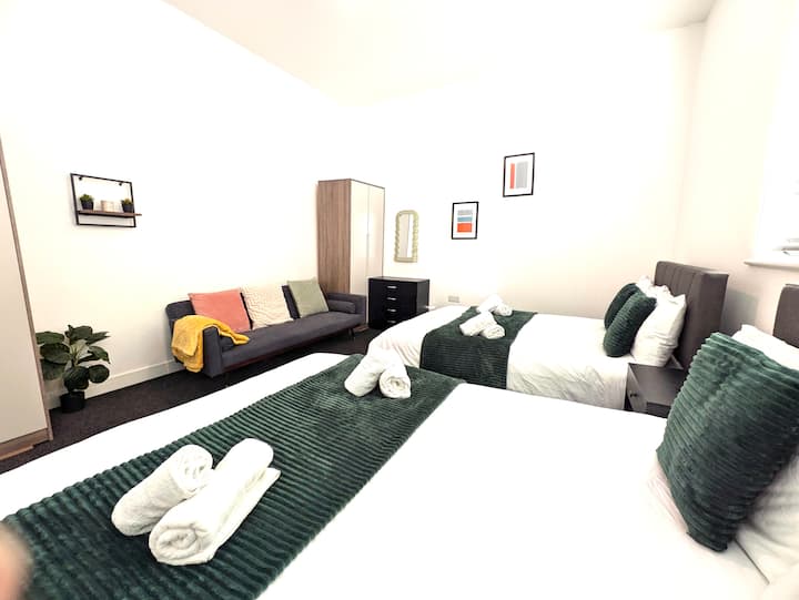 Spacious And Modern 2br Apartment - Free Parking - Salford