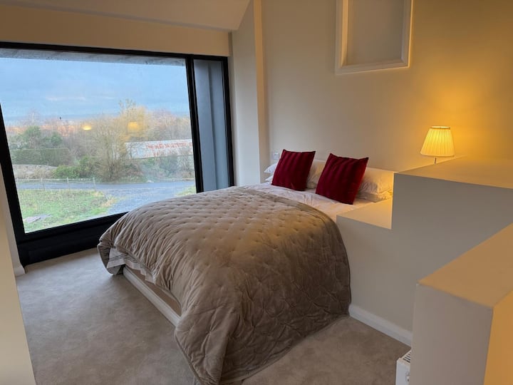 Peaceful Galway Retreat With River & Lake Views - 골웨이