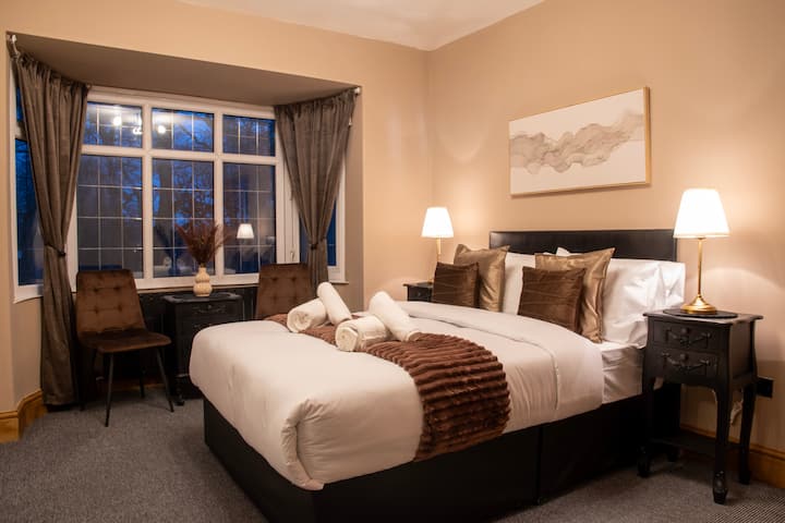 Bolton Luxe Stay, Sleeps 7, Family & Work Trips - Bolton