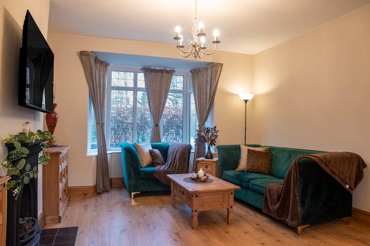 Bolton Luxe Stay, Sleeps 7, Family & Work Trips - Bolton