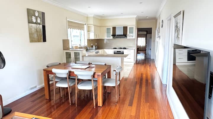 Peaceful Family Home, Spacious And Convenient - Burwood