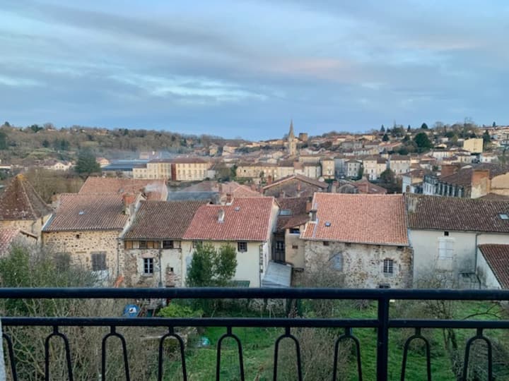 Vue Exceptionnelle Sur "Petite Cité De Caractère" - Confolens