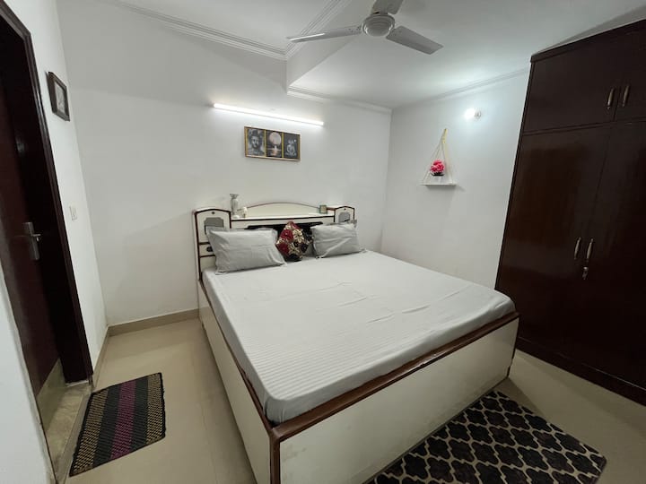 Cozy Homestay Near Saket - New Delhi