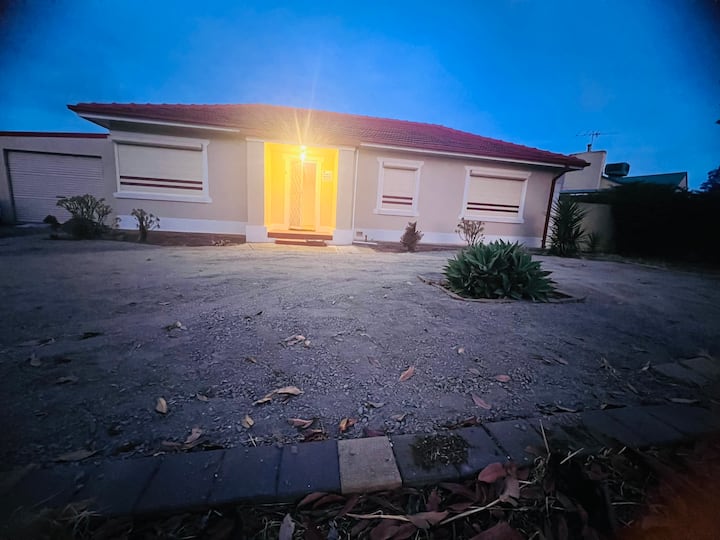 Book And Enjoy A Relaxed, Home Like Stay - Adelaide