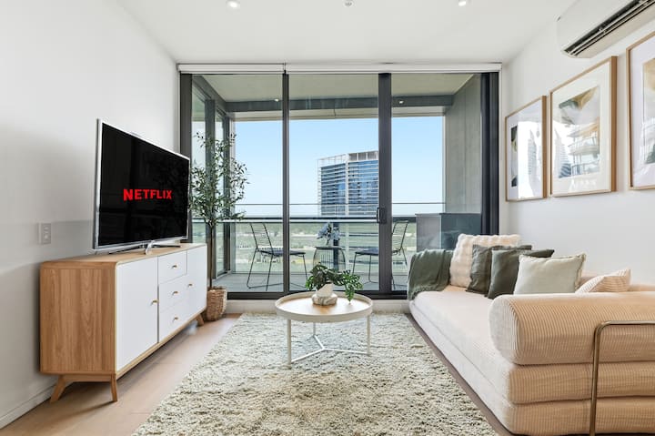 Waterfront Escape 2br Apt W/pool, Gym & Parking - Melbourne
