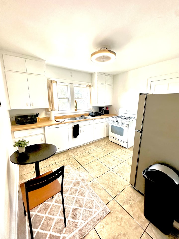 3 Br Battle Creek Apt Vintage Charm W/fireplace - Battle Creek, MI