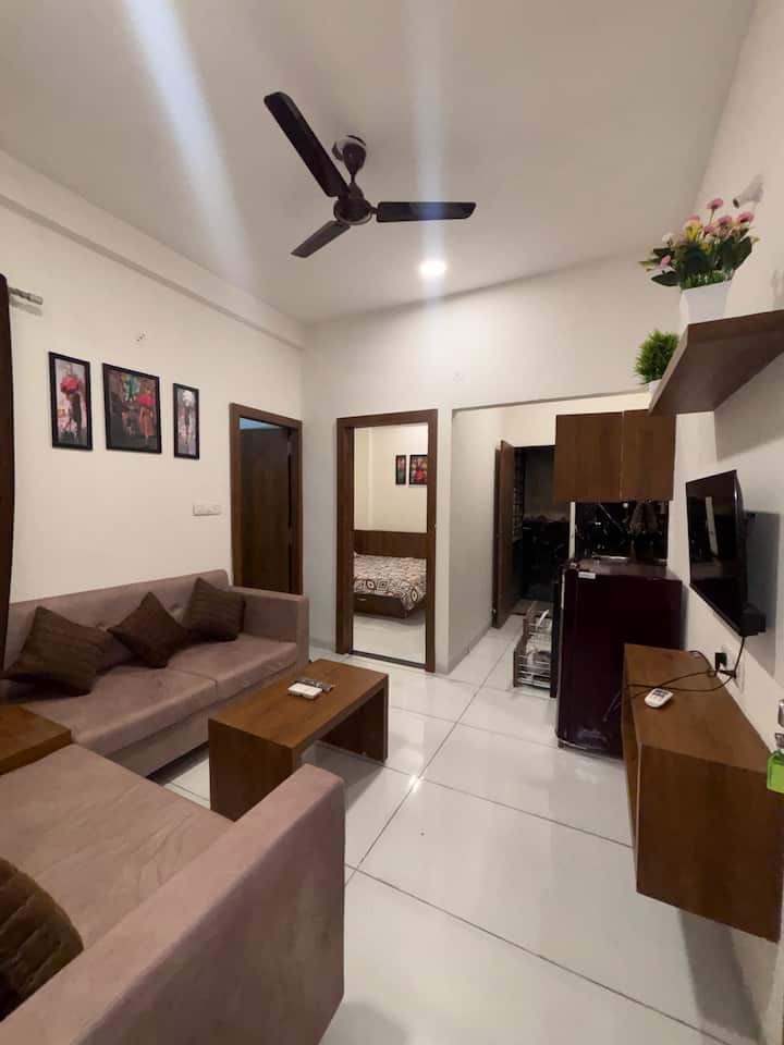 Peaceful Premium Apartment Near Apollo High Street - Indore
