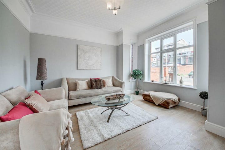 Spacious Golfers’ Townhouse In Southport Centre - Southport