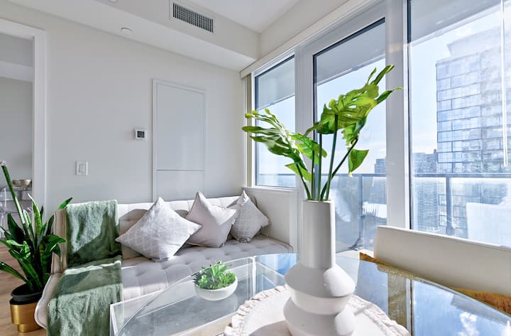 Modern1br Condo / Parking - Toronto