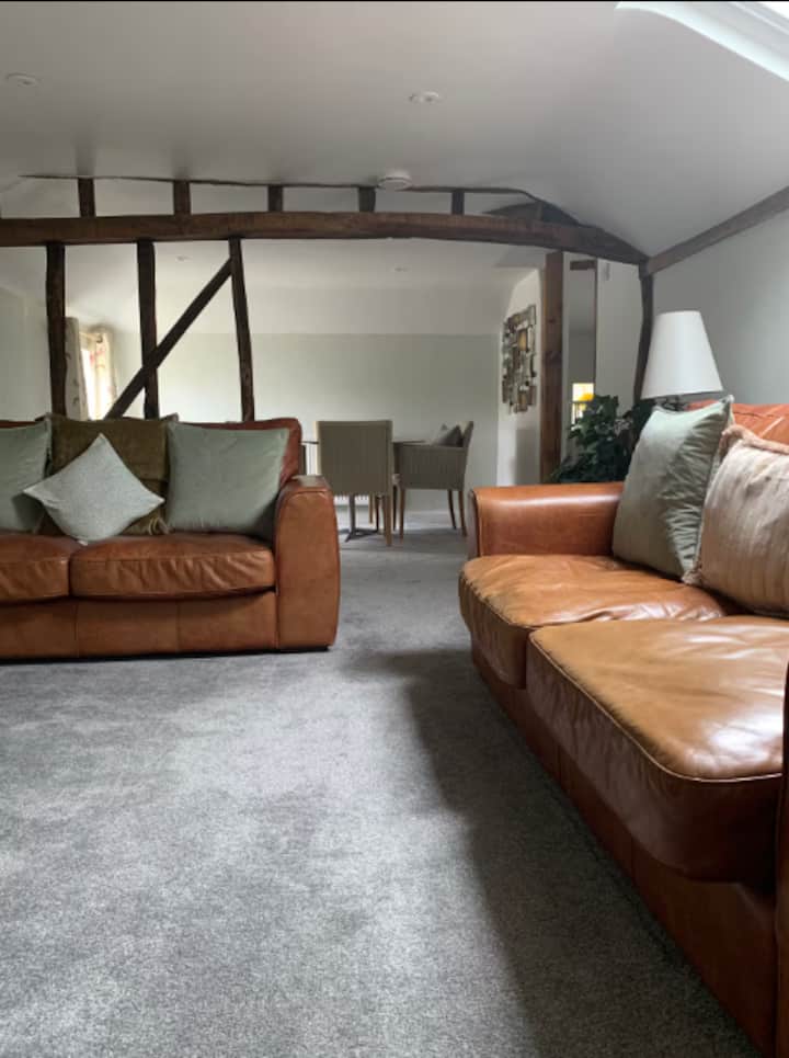 The Nest: Charming Two-bedroom Village Apartment - Saffron Walden