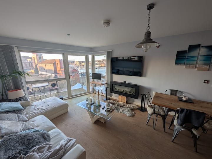 Luxury Marina View Apartment - Swansea, UK