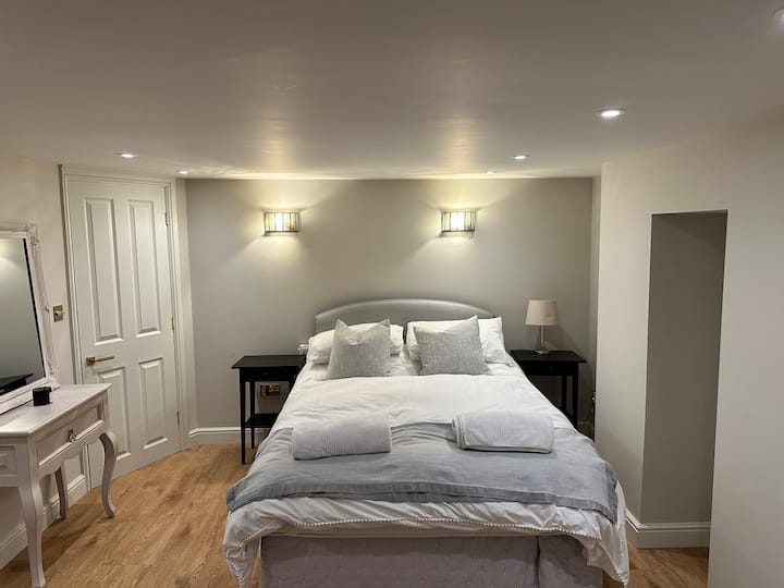 One Bed Apartment In Hale Village - Altrincham