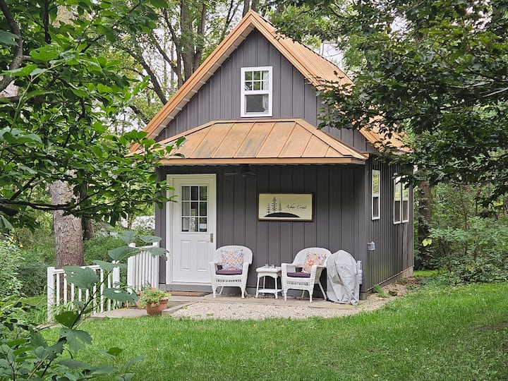 Arbor Crest Cottage With Friendly Farm Animals - United States