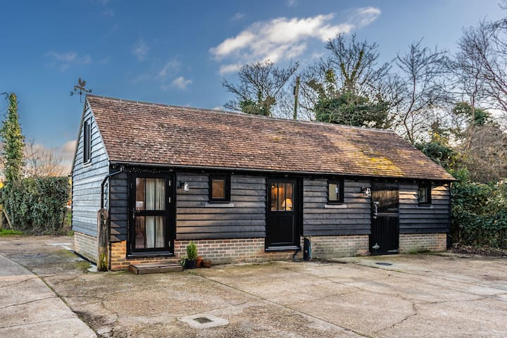 Cosy, Quiet Stable Down A Pretty Country Lane - East Sussex