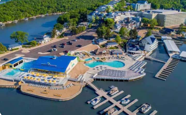 New Listing Margaritaville Osage Beach, Sleeps 14+ - Sunrise Beach, MO