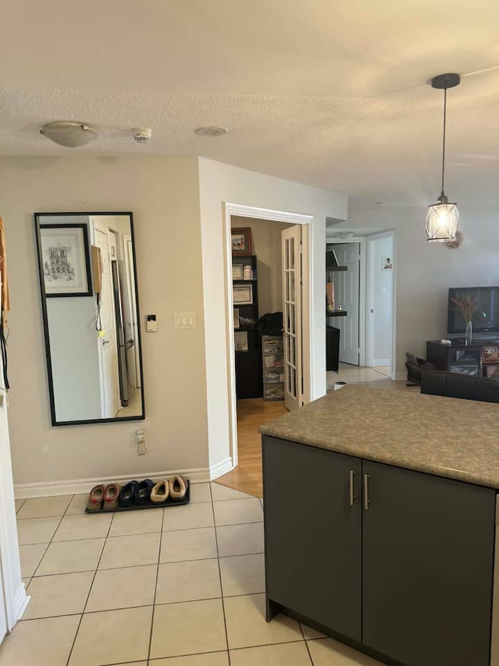 Prime Location! Steps To Transit, Shops & Dining - Mississauga
