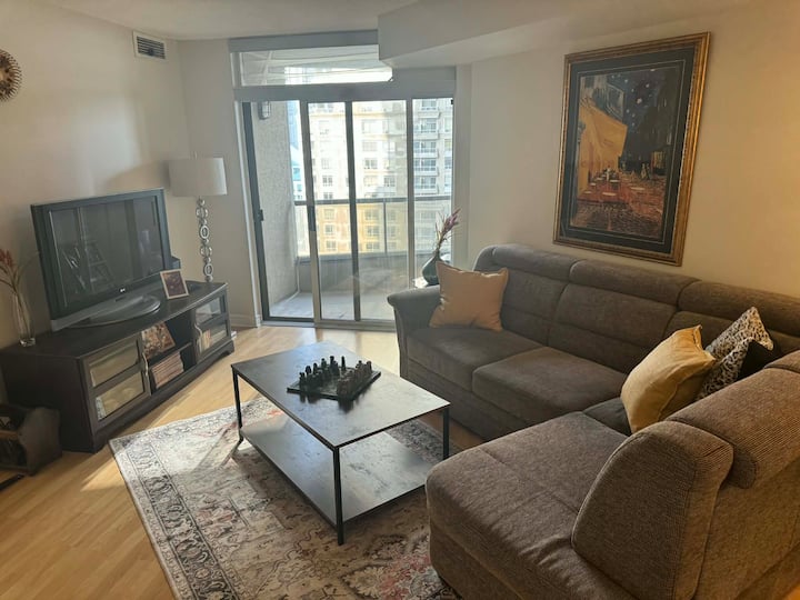 Prime Location! Steps To Transit, Shops & Dining - Mississauga