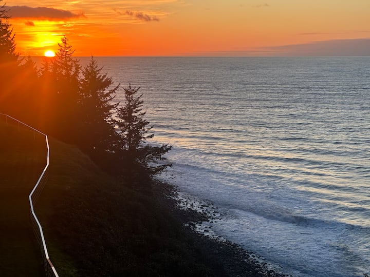 Oceanfront Seaside Cliffs Retreat At Surfer's Cove - 坎農比奇