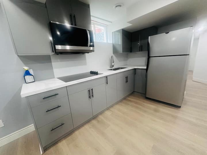 Spacious 2 Bedroom Basement - 倫敦