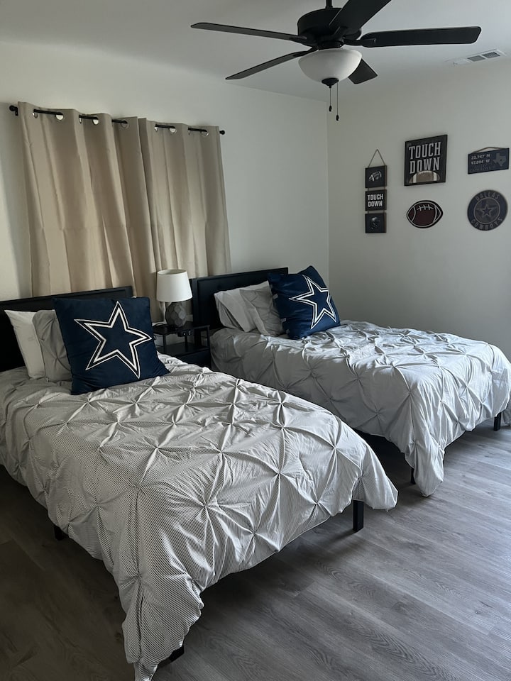 Dallas Home | Only 20 Minutes From Arlington - Dallas