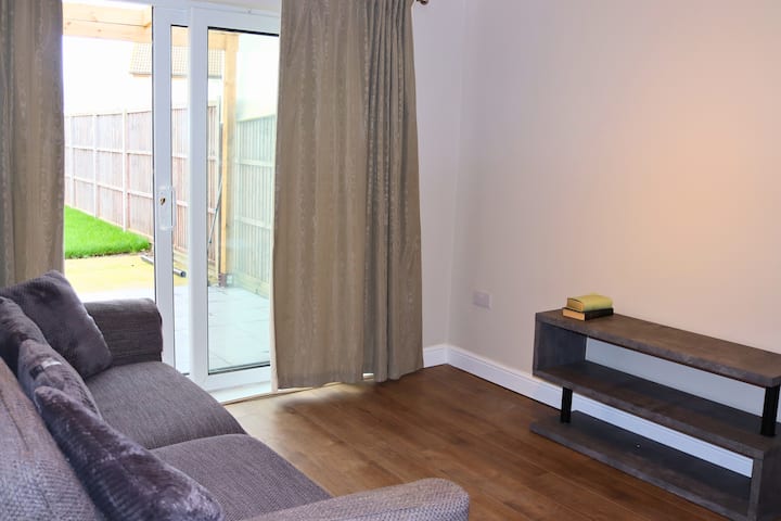 Spacious Guest Home Near Heathrow - Staines-upon-Thames