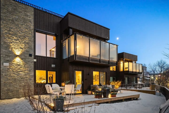 Rekkehus Over To Etasjer Med Hage Og Terrasse. - Oslo