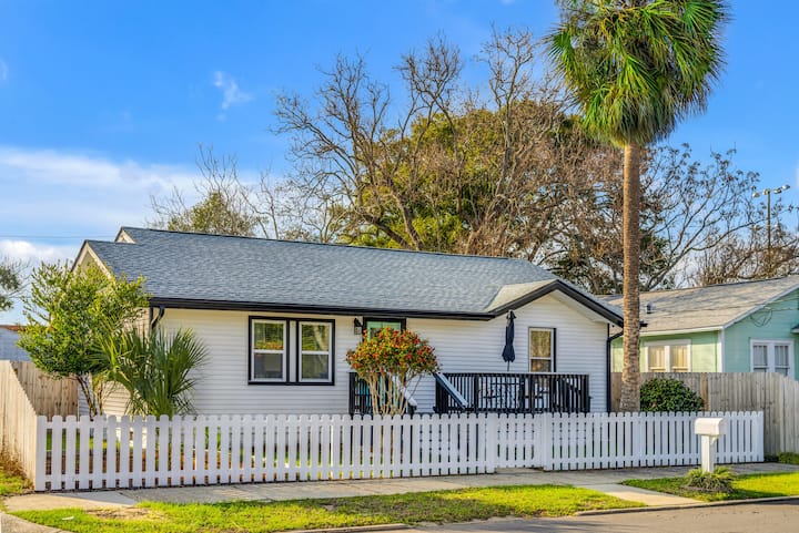 Fun Family Getaway Pensacola Beach & Downtown - Pensacola, FL