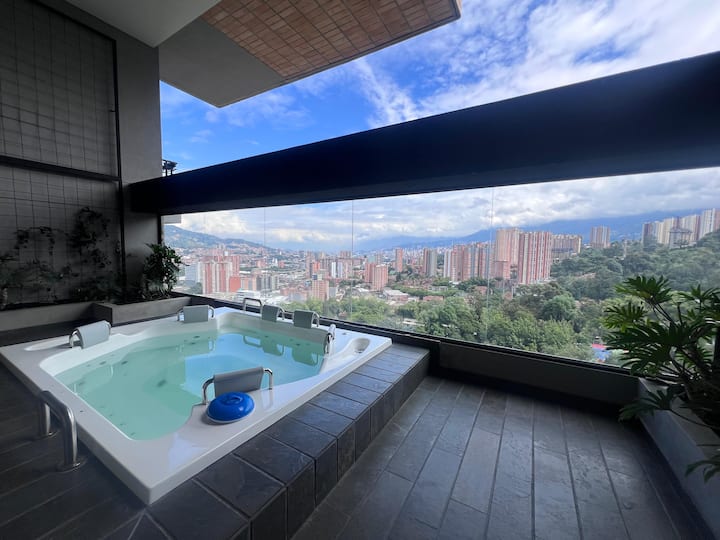 Live Above The City: 2br Apartment With Balcony - Sabaneta