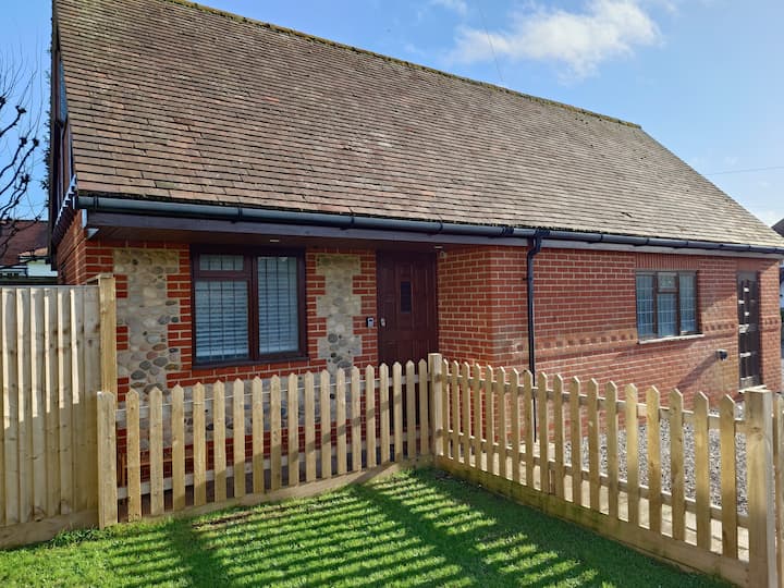 Recently Refurbished Annexe Close To Town Centre. - West Sussex
