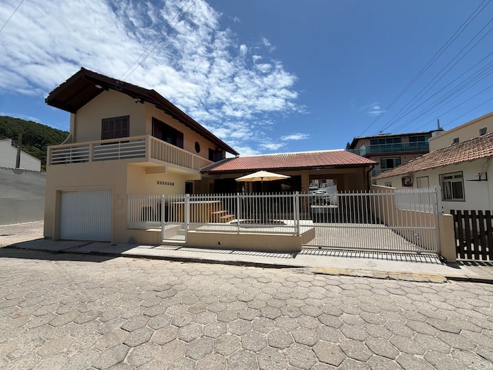 Casa Da Igrejinha Na Praia - Armação Da Piedade - Governador Celso Ramos