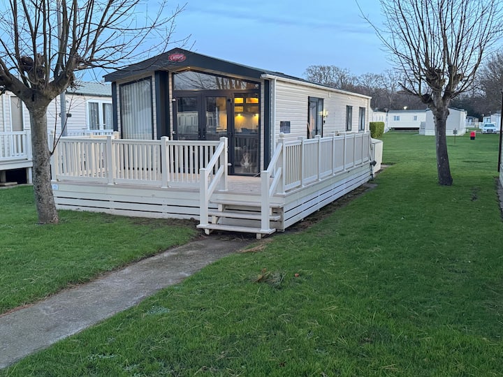 Luxury 2 Bedroom Lodge Hoburne Park 5* Holiday - Christchurch, UK