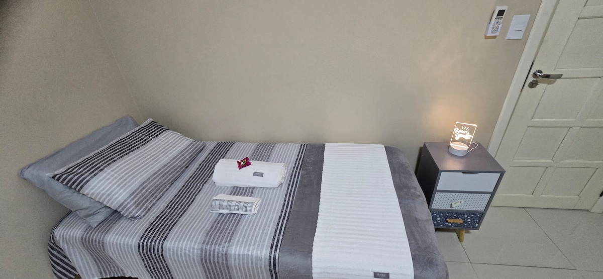 Suite with king-size bed, air-conditioning and hot shower. - Guest ...