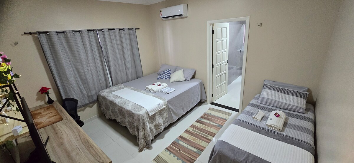 Suite with king-size bed, air-conditioning and hot shower. - Guest ...