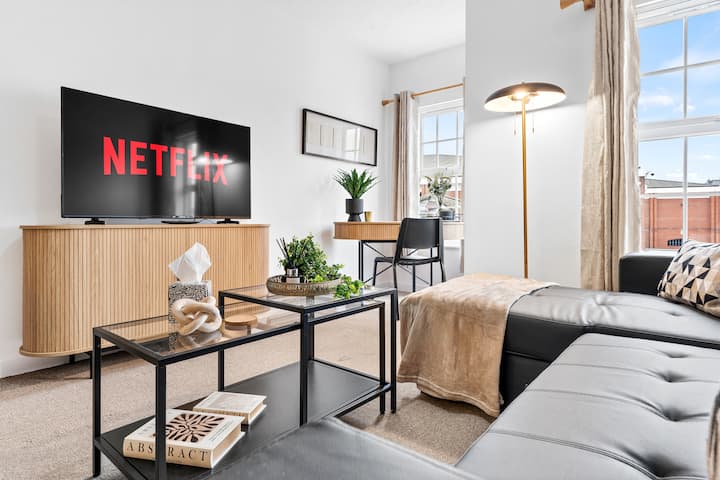 Free Parking | Families | Open Plan | Contractors - Warrington