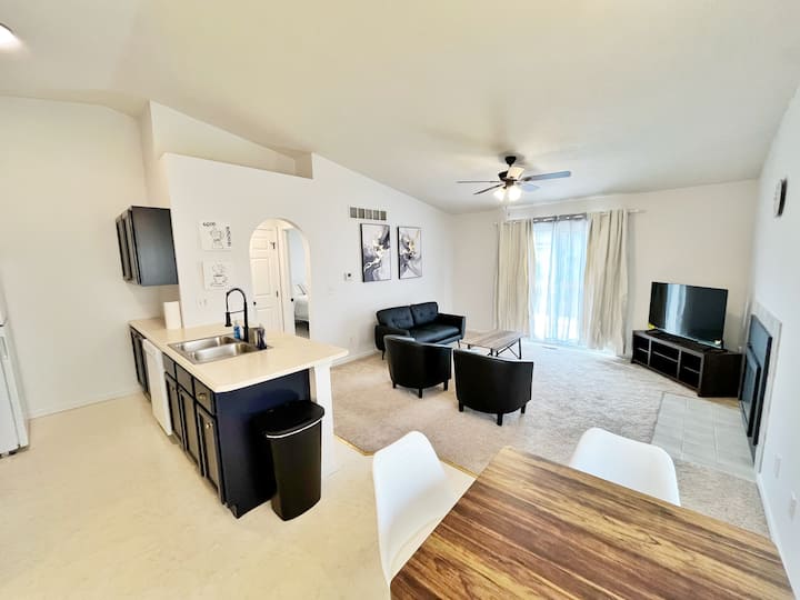 3br | 3 Full Ba Executive Stay In Normal, Il - Bloomington, IL