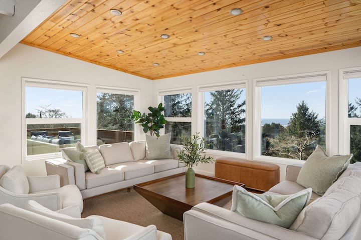 Spacious Coastal Retreat • Hot Tub • Ocean View - Neskowin, OR