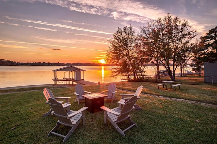 Lakefront Oak Hills Retreat | Dock & Fire Pit - Log Cabin, TX